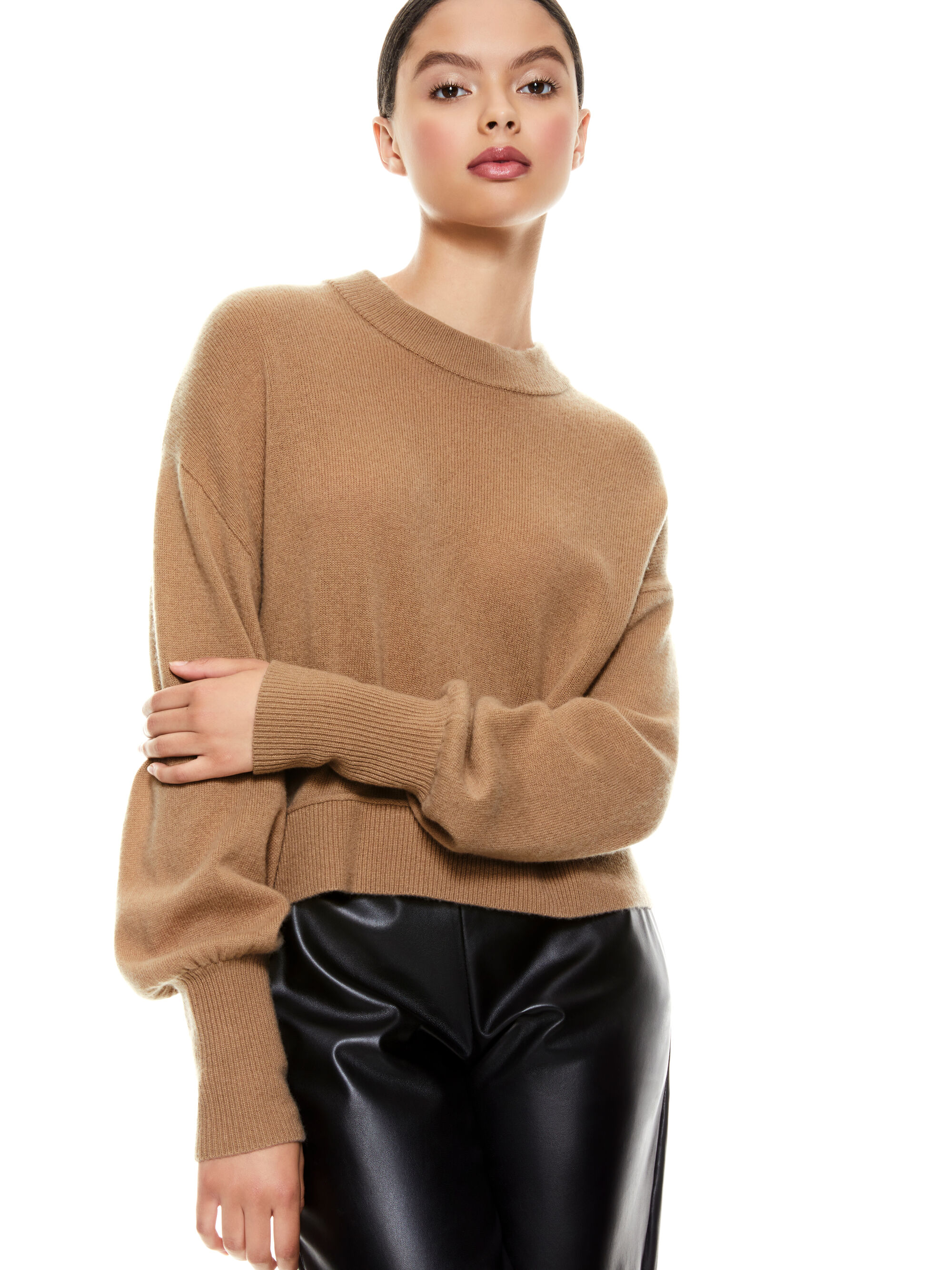 DENVER ROUND HEM SWEATER in CAMEL | ALICE + OLIVIA