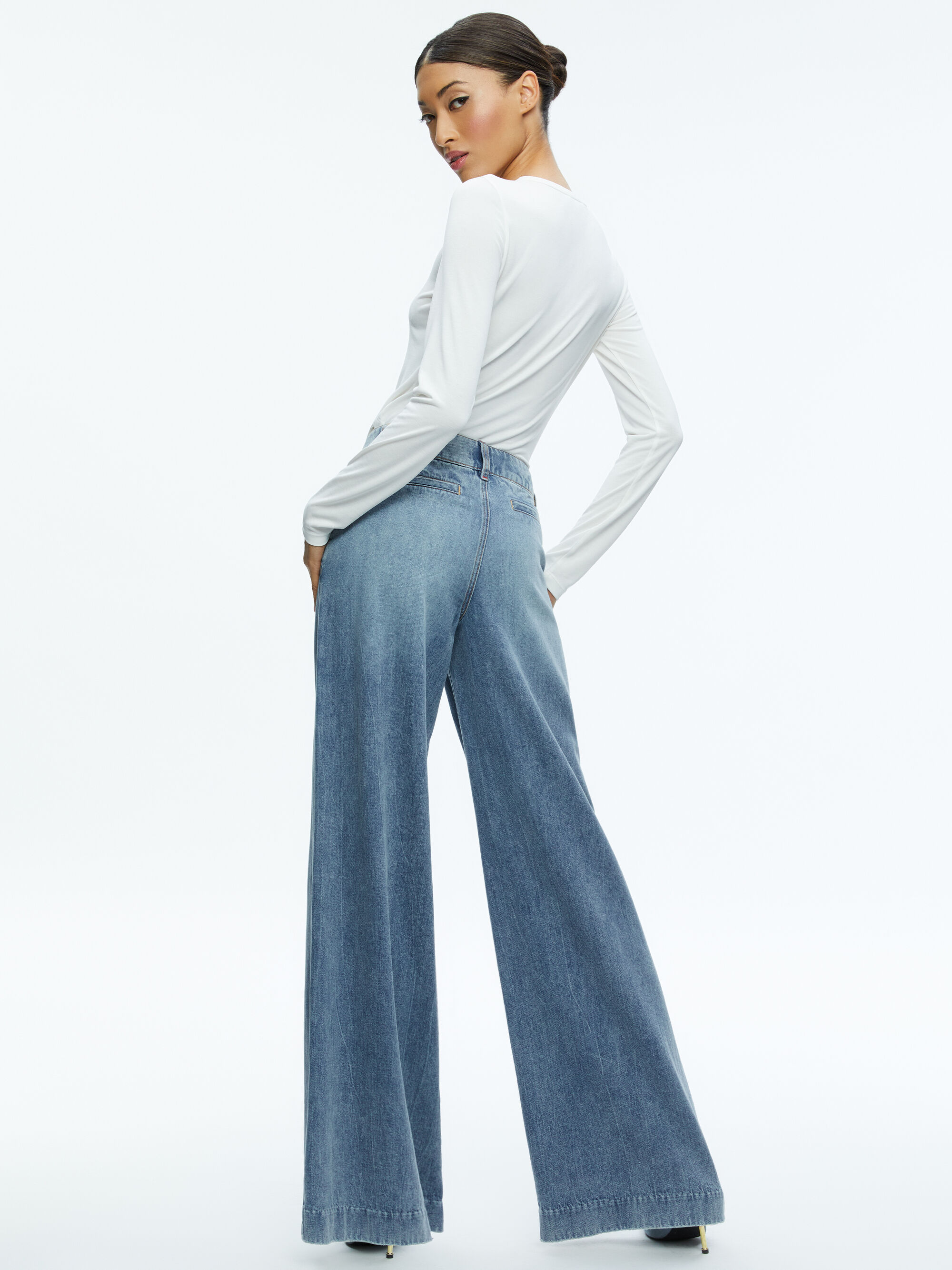 ERIC LOW RISE JEAN in SADIE LT VINTAGE BLUE | ALICE + OLIVIA