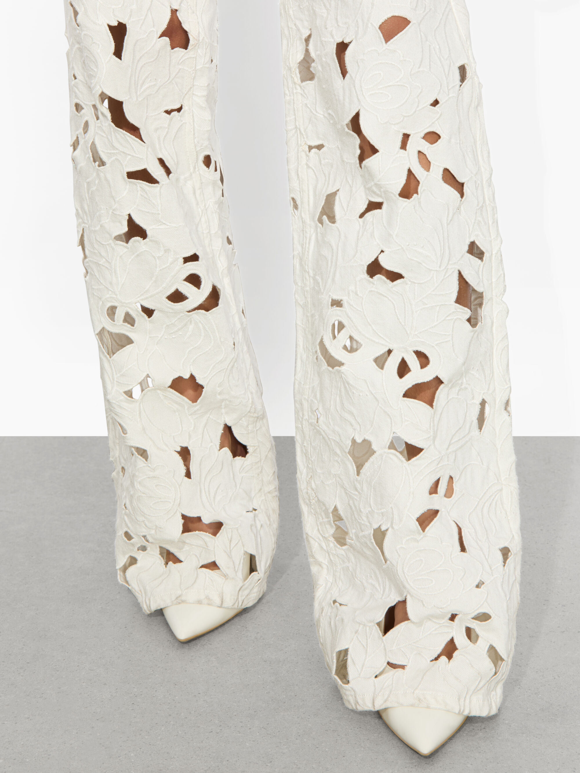 WEEZY EYELET JEAN in OFF WHITE | ALICE + OLIVIA