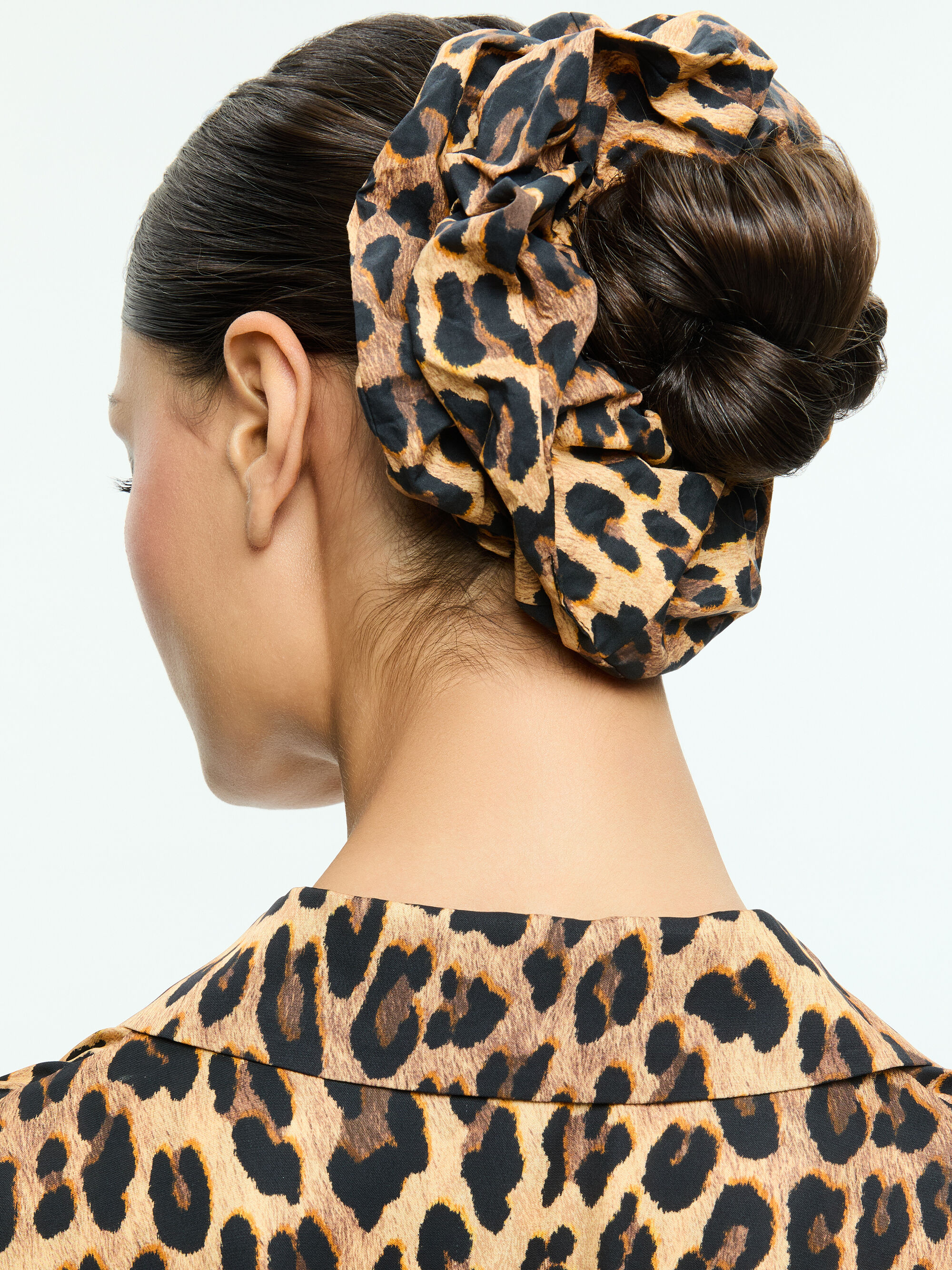 CHER LARGE SCRUNCHIE in SPOTTED LEOPARD | ALICE + OLIVIA