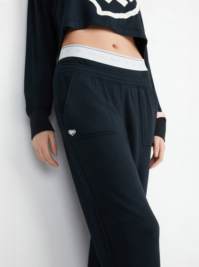 A+o X Big Feelings Jody Jogger In Black | Alice + Olivia
